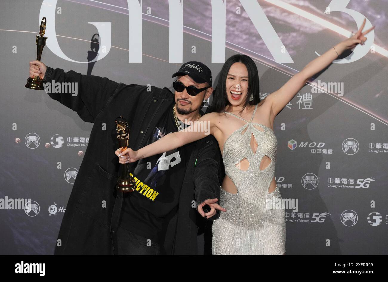Taiwanese singer Shi Shi and MC HotDog hold their awards for Best ...