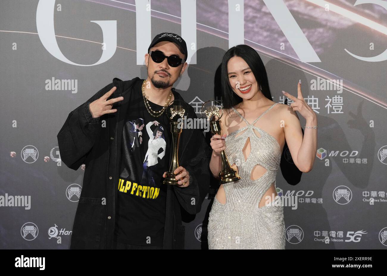 Taiwanese singer Shi Shi and MC HotDog hold their awards for Best ...