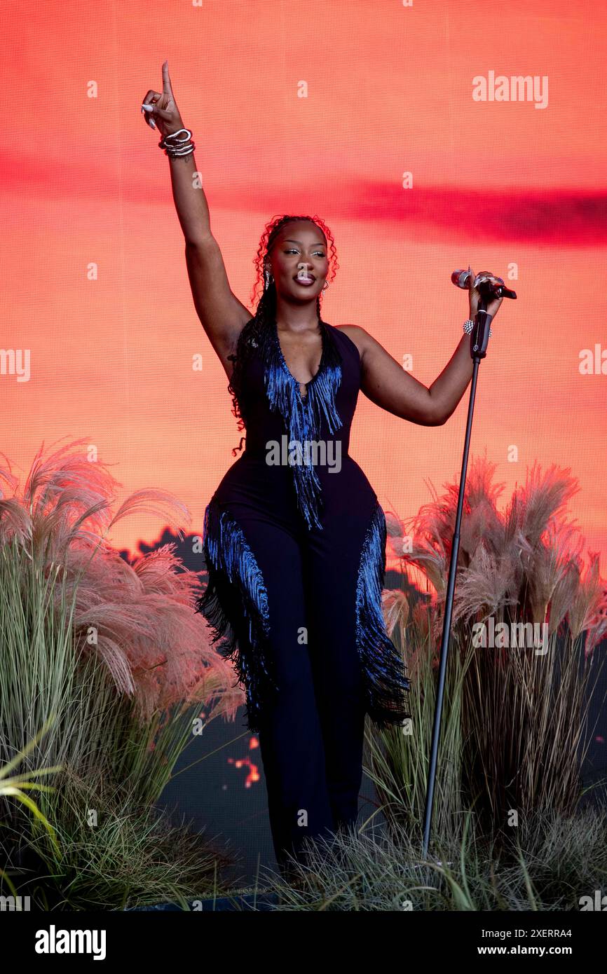 Tems stage hi-res stock photography and images - Alamy
