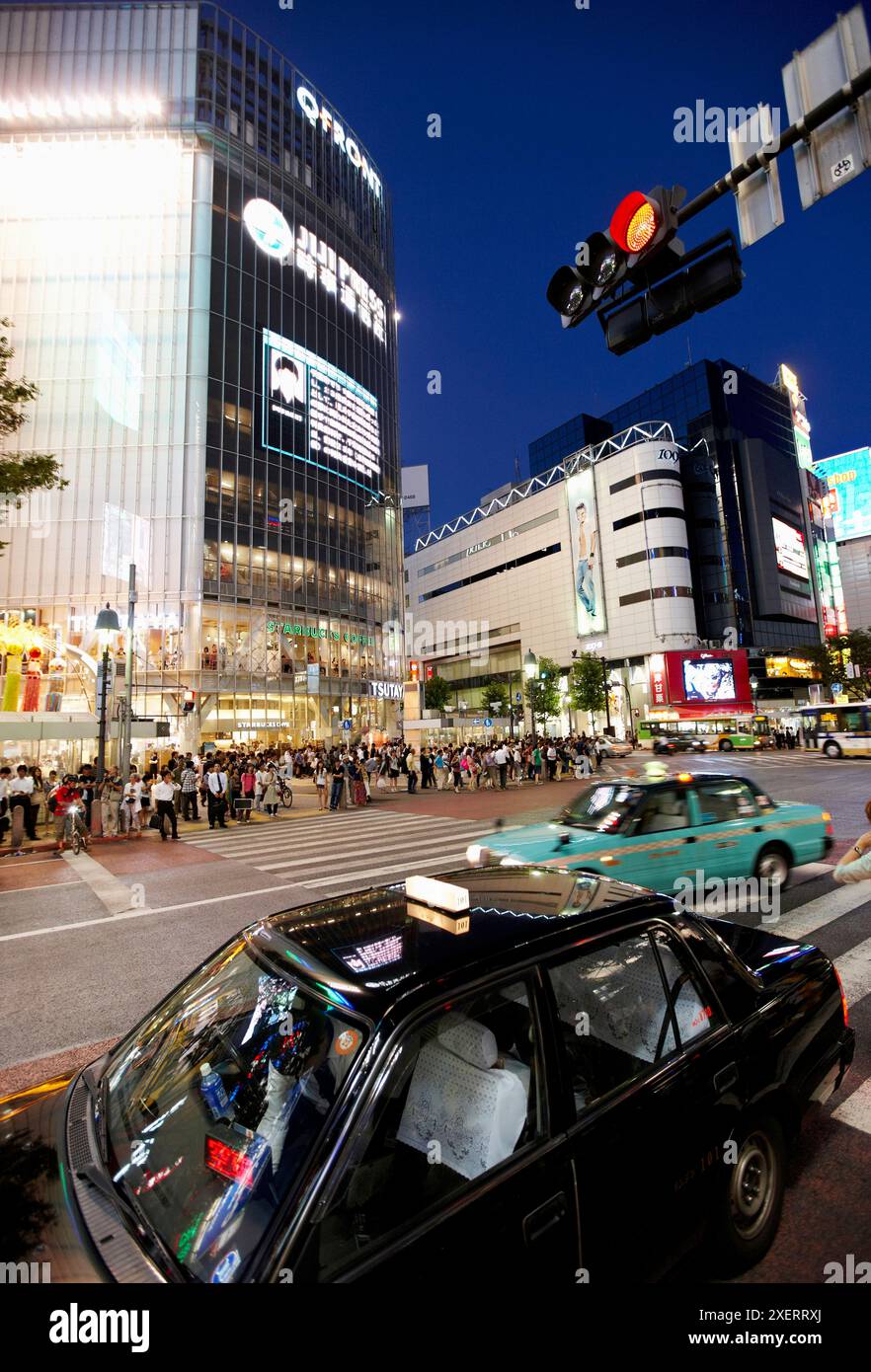 Vehicle traffic people shibuya pedestrian hi-res stock photography and ...