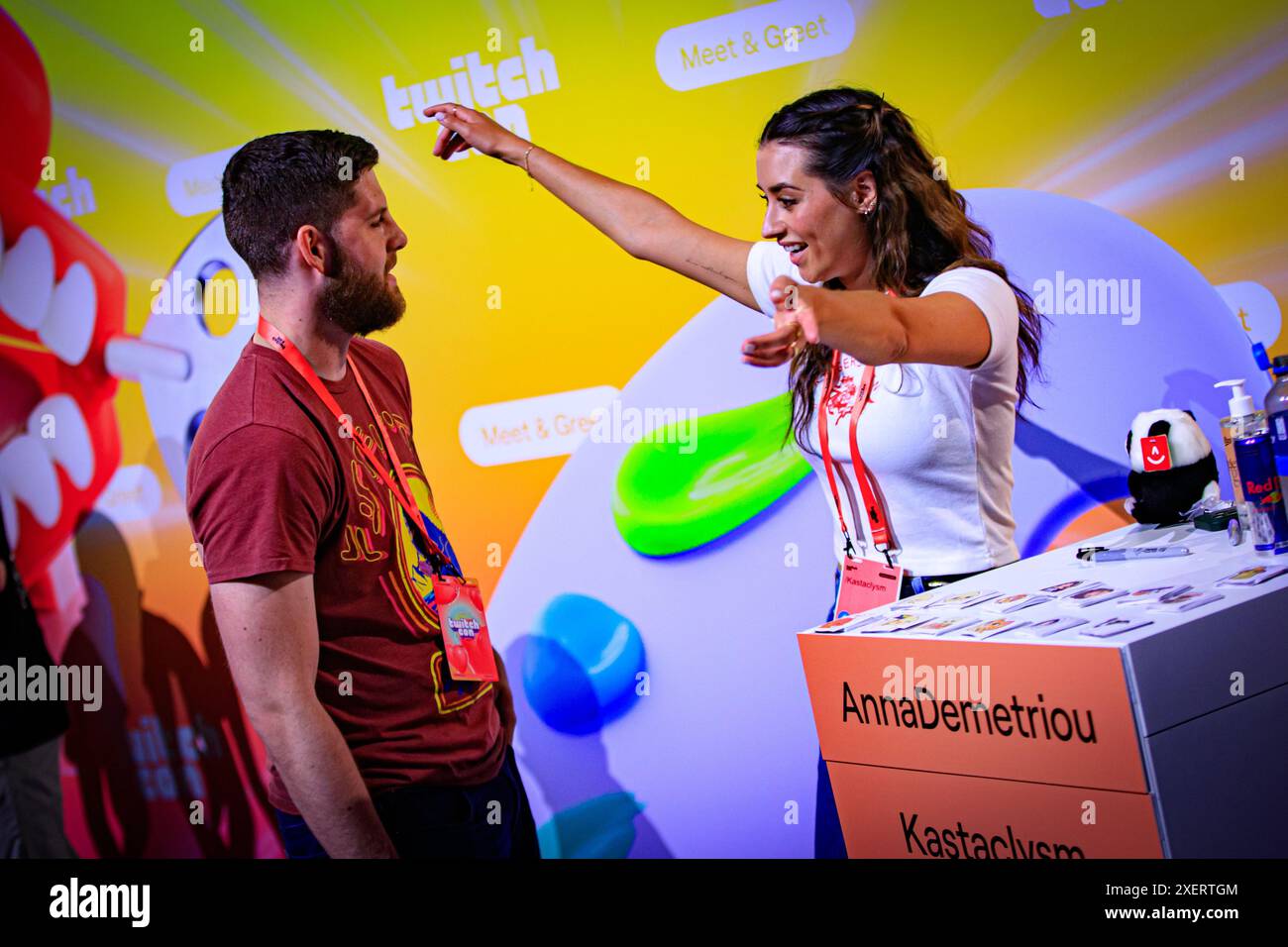 ROTTERDAM - The well-known streamer Kastaclysm gives a fan a big hug ...