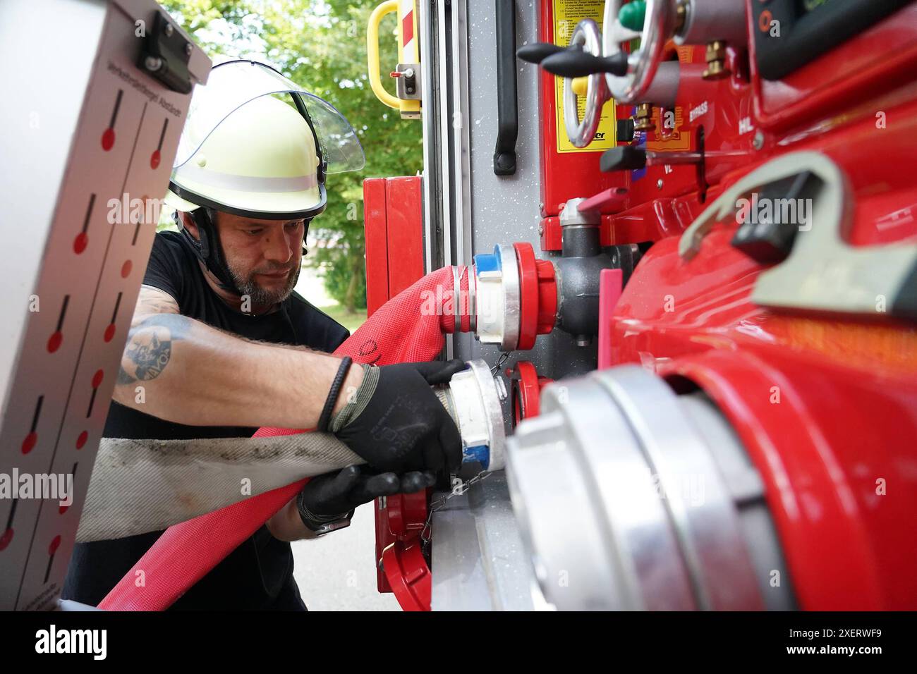 Staffellöschfahrzeug der Rossdörfer Feuerwehr nimmt 3000 Liter Löschwasser auf, das am ...