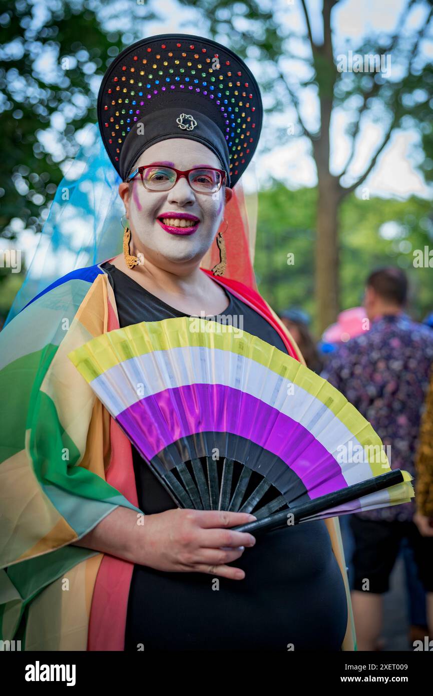 Hundreds Of Drag Queens and Kings filled the streets for the 30th ...
