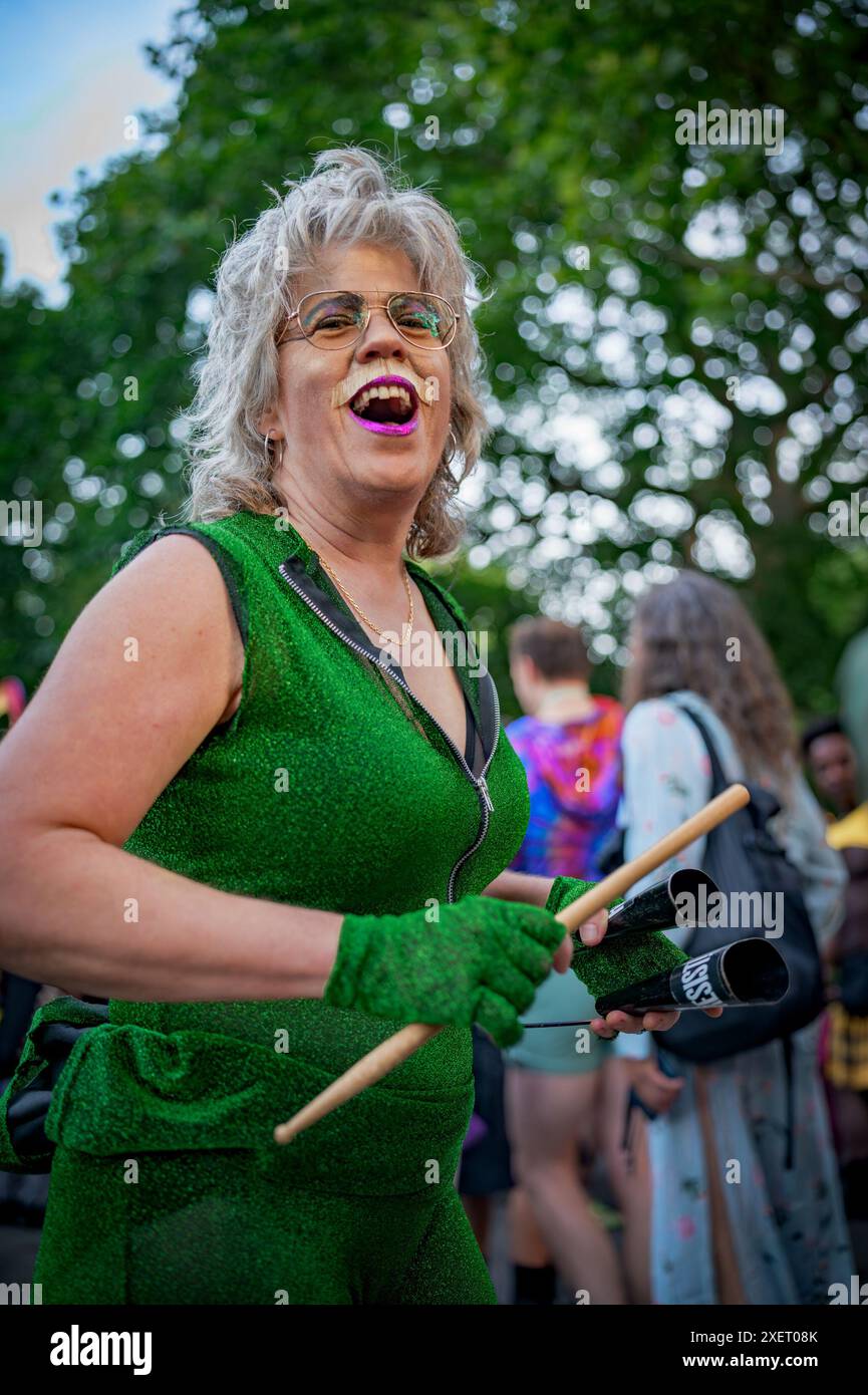 Hundreds Of Drag Queens and Kings filled the streets for the 30th ...