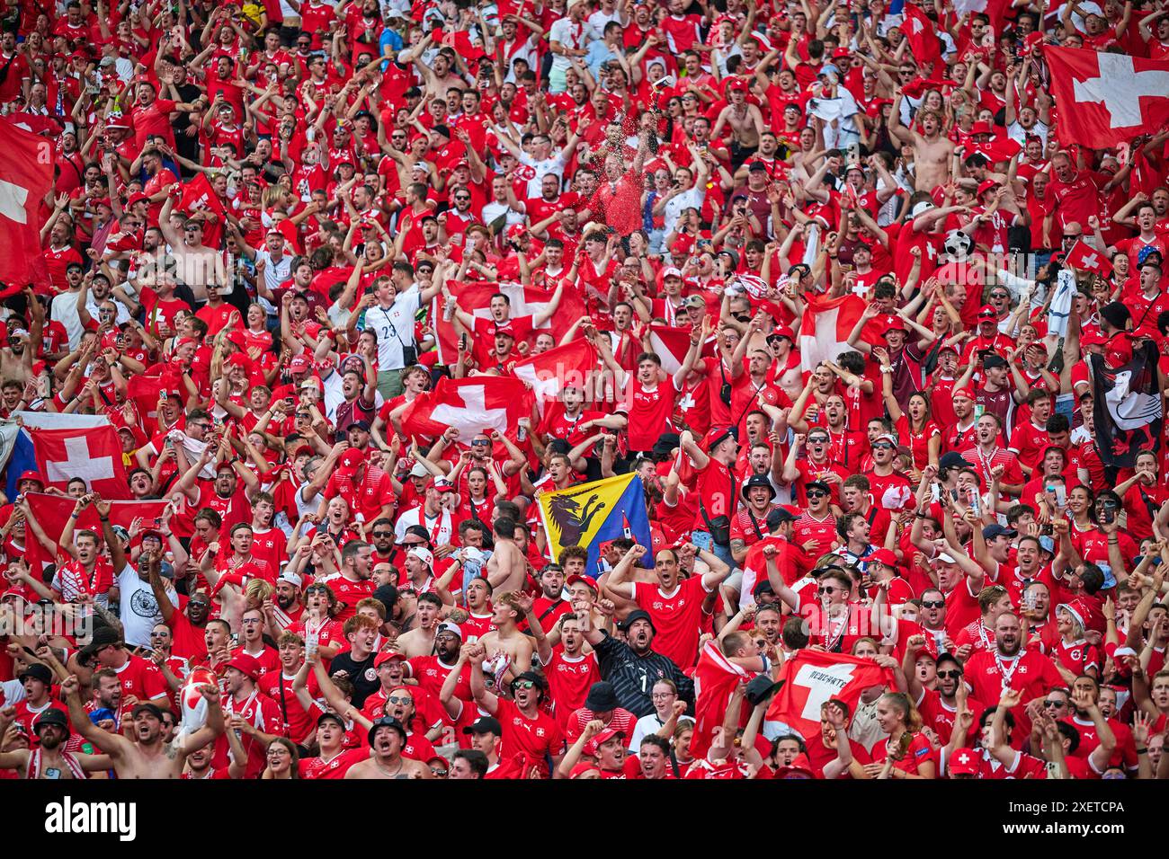 Fans Schweiz jubeln ueber Sieg, GER, UEFA Euro 2024, Fussball Herren ...