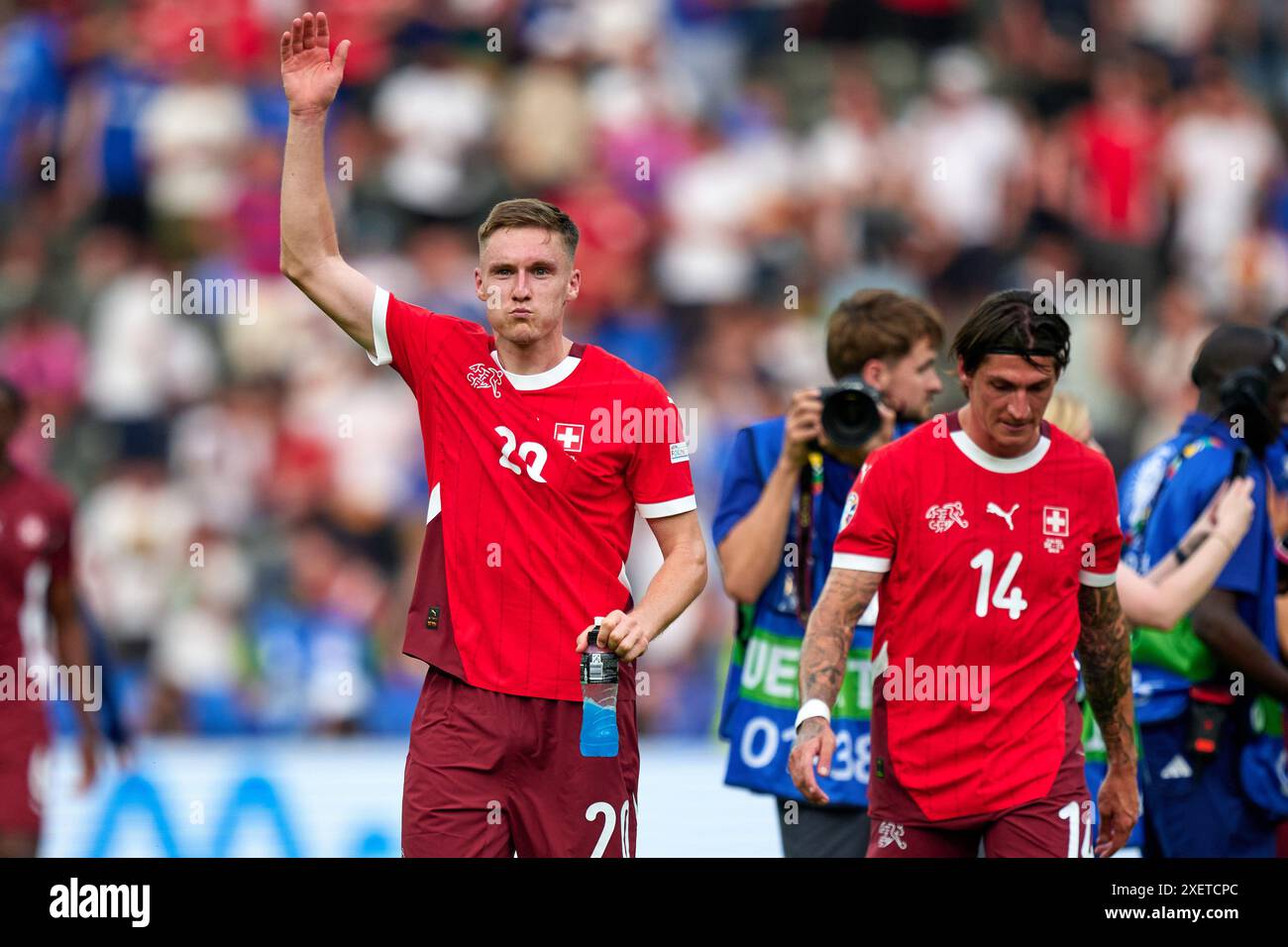 Schweiz jubelt ueber Sieg, Michel Aebischer (Schweiz, #20), Steven ...