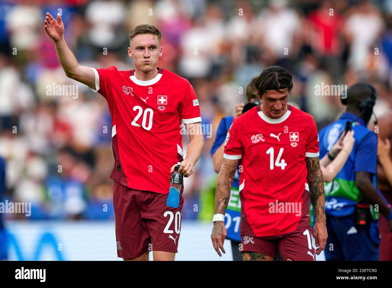 Schweiz jubelt ueber Sieg, Michel Aebischer (Schweiz, #20), Steven ...