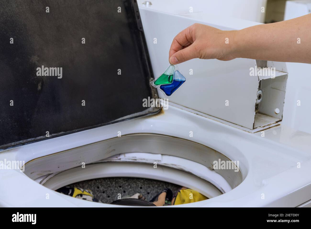 Washing machine washes clothes hi-res stock photography and images - Alamy