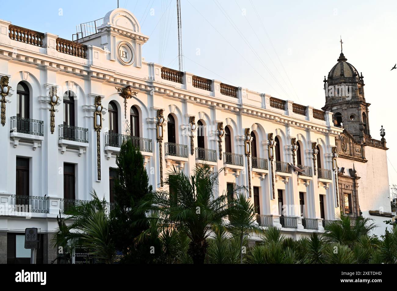 Historical exterior supreme court hi-res stock photography and images ...