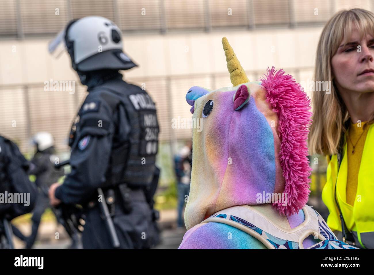 Demo against the AFD party conference in Essen, unicorn costume, police ...