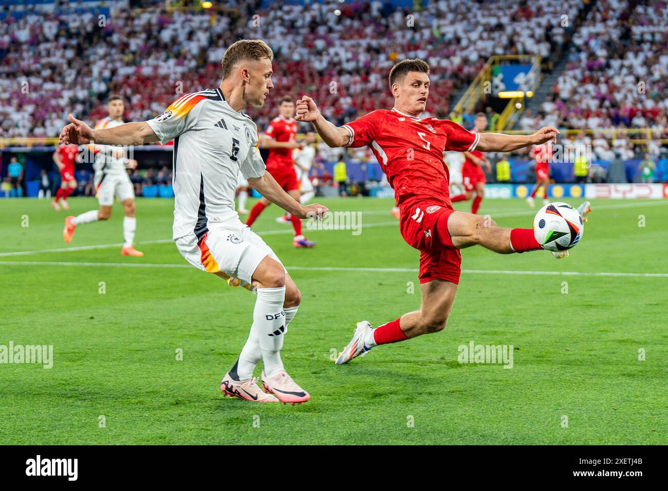 Joshua Kimmich (Deutschland #06) Joakim Maehle (Daenemark #05 ...
