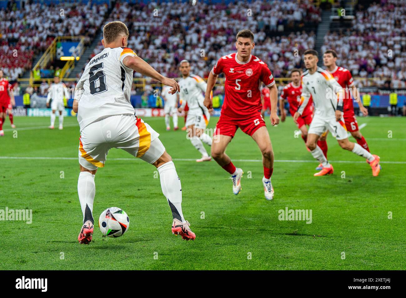 Joshua Kimmich (Deutschland #06) Joakim Maehle (Daenemark #05 ...