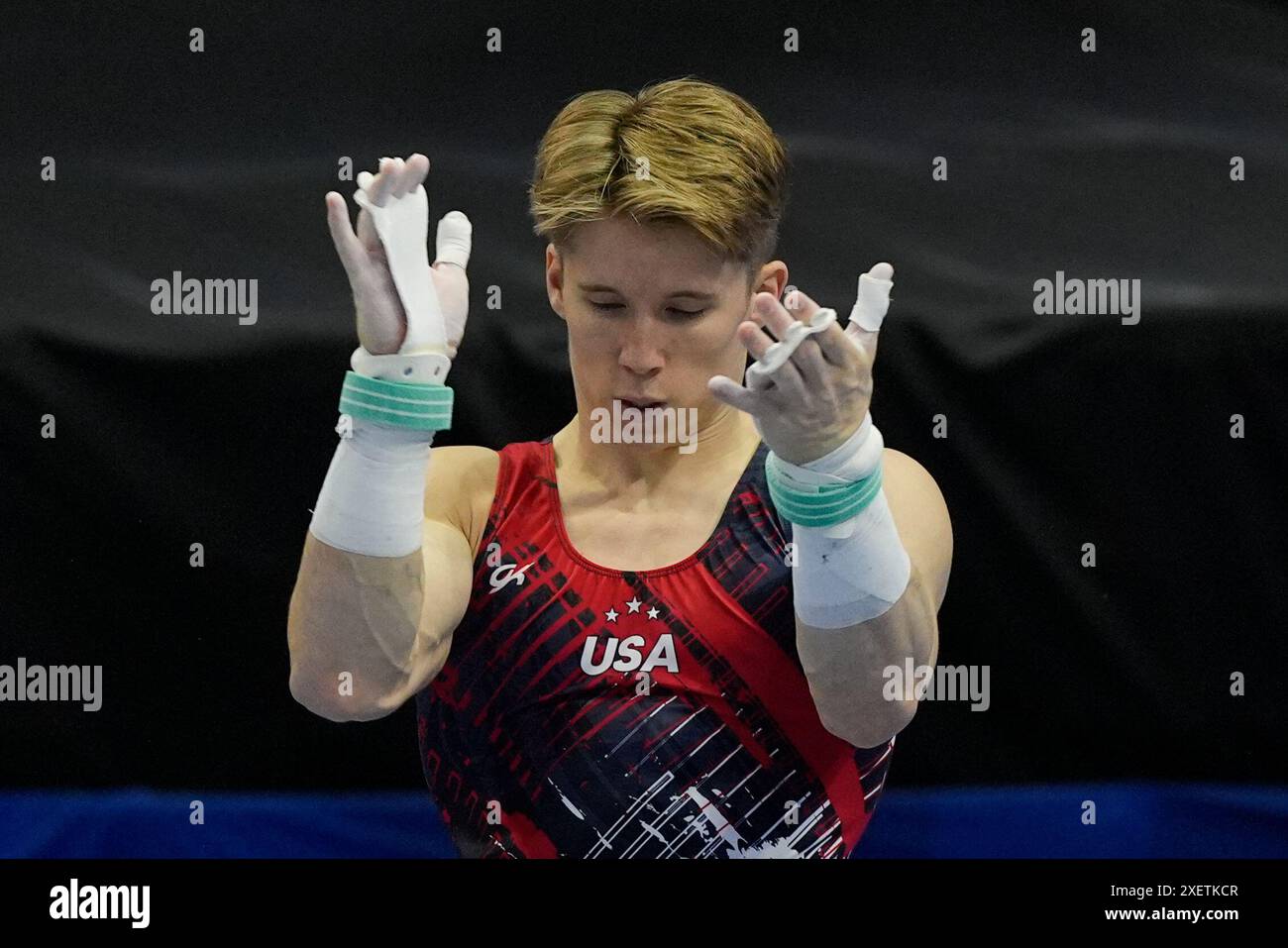 Shane Wiskus competes on the horizontal bar at the United States ...