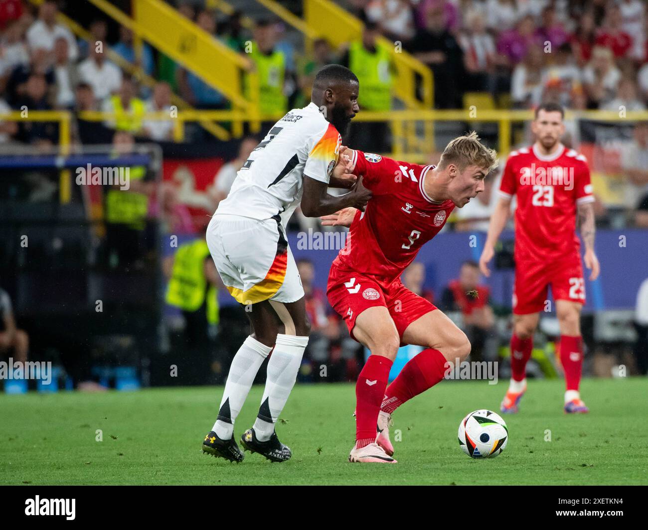 Rasmus Winther Hojlund (Daenemark, #09) im Zweikampf mit Antonio ...