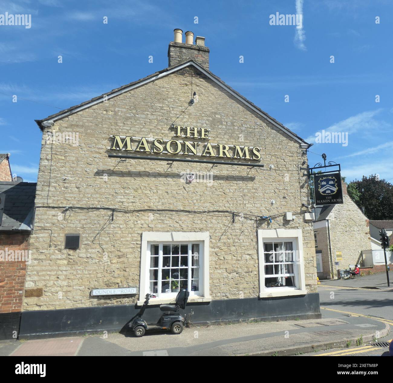 The Mason Arms Thrapston Huntingdon Road stone pub sign bar invalid ...