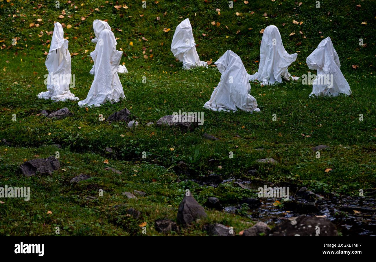 Creepy figures hi-res stock photography and images - Alamy