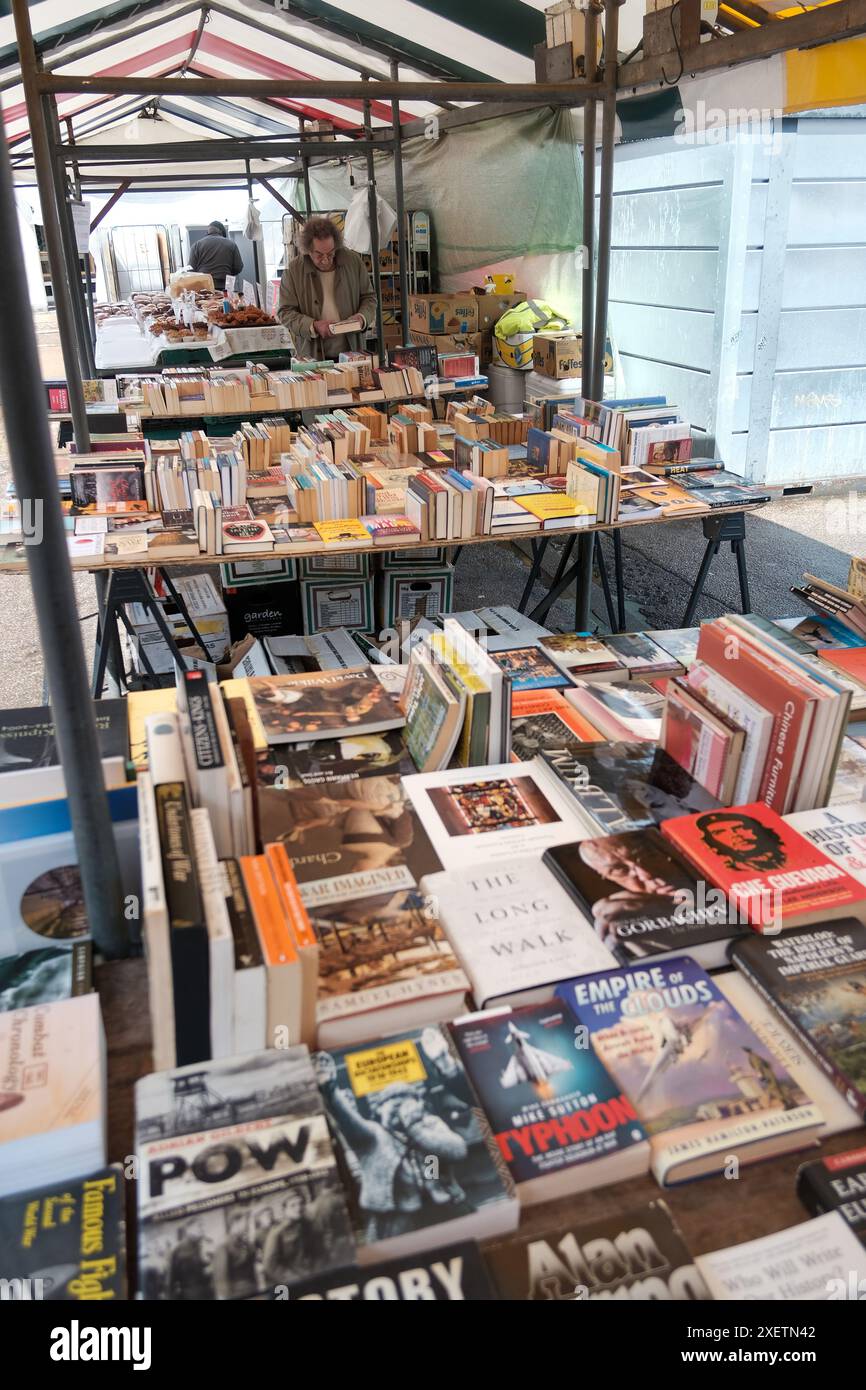 Books at a market stall hi-res stock photography and images - Alamy