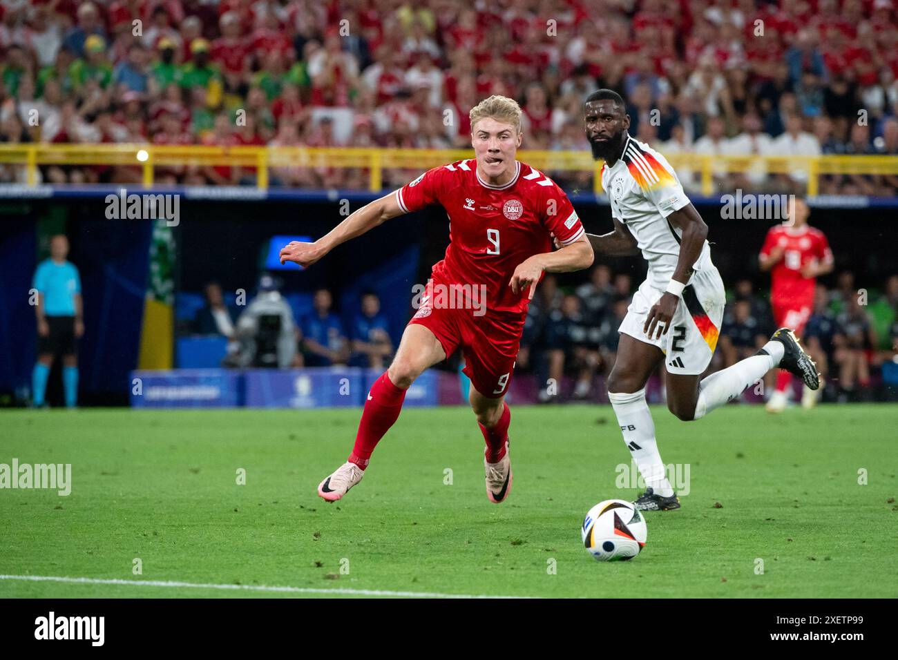 Rasmus Winther Hojlund (Daenemark, #09) im Zweikampf mit Antonio ...