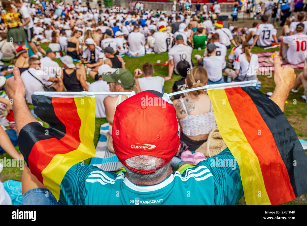 Fußballfan mit Deutschlandfahnen in der Fan Zone, Fußball-EM, München ...