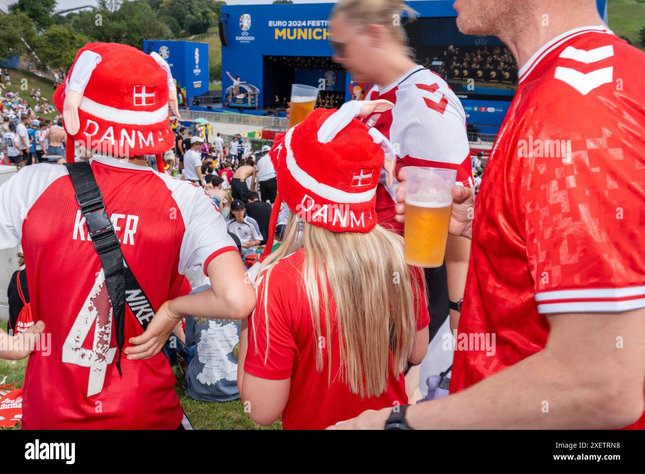 Dänische Fußballfans in der Fan Zone vor dem Achtelfinale, Fußball-EM ...