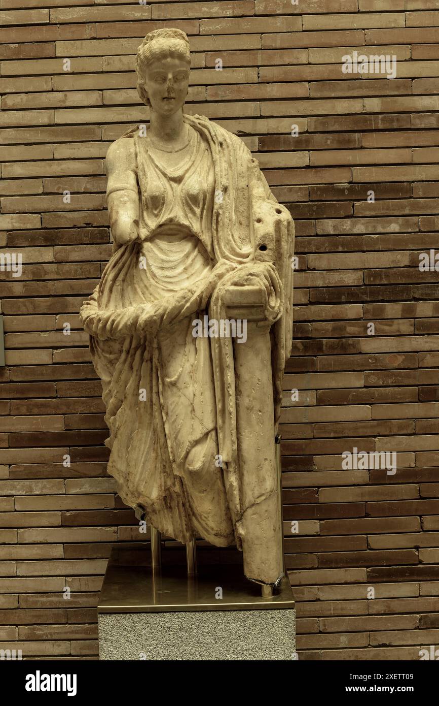 Classical roman statue hi-res stock photography and images - Alamy