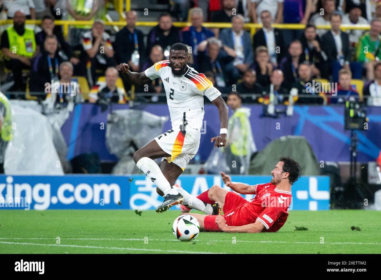 Antonio Ruediger (Deutschland, #02) im Zweikampf mit Thomas Joseph ...