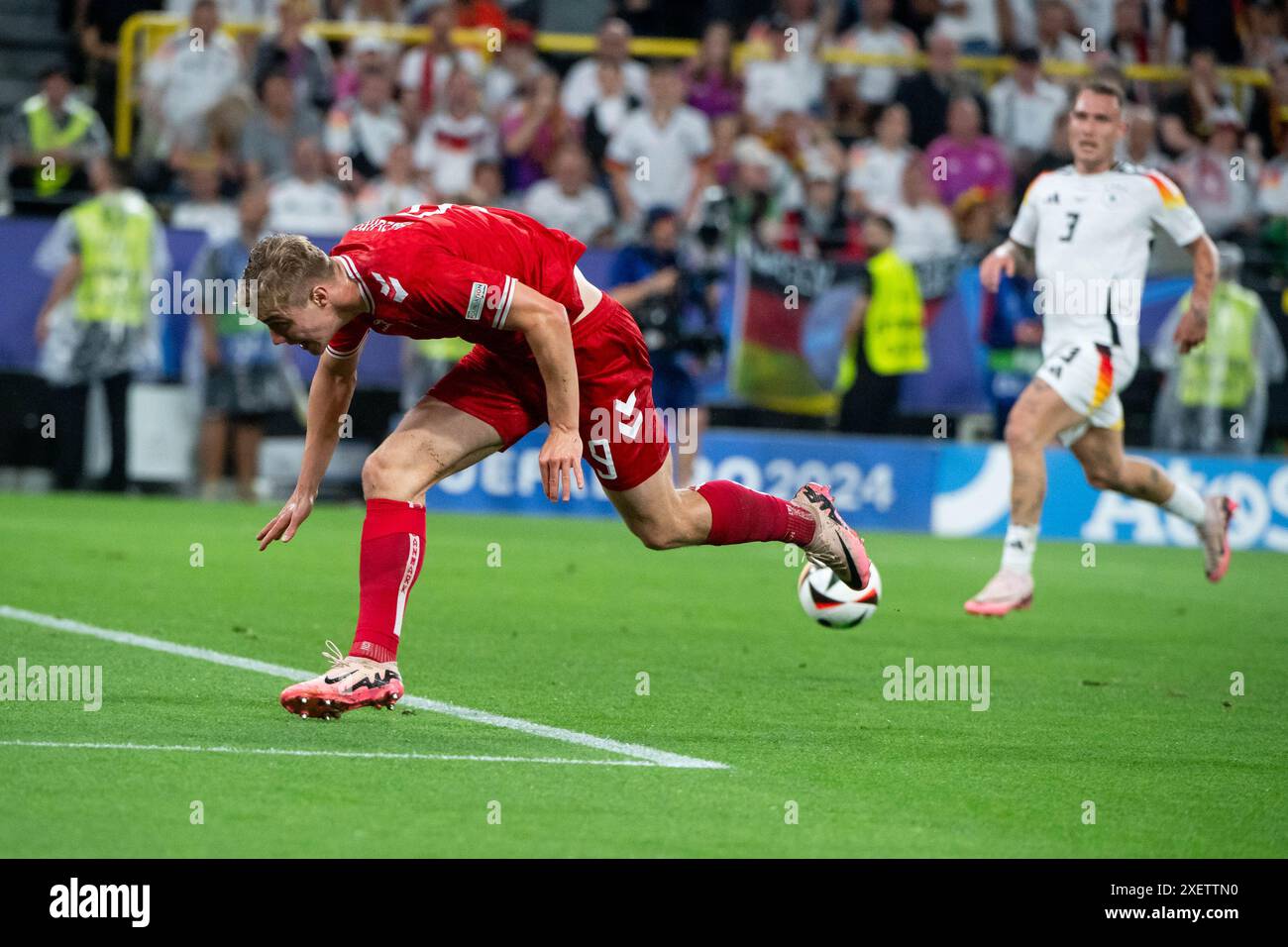 Rasmus Winther Hojlund (Daenemark, #09) vergibt die Torchance, GER ...
