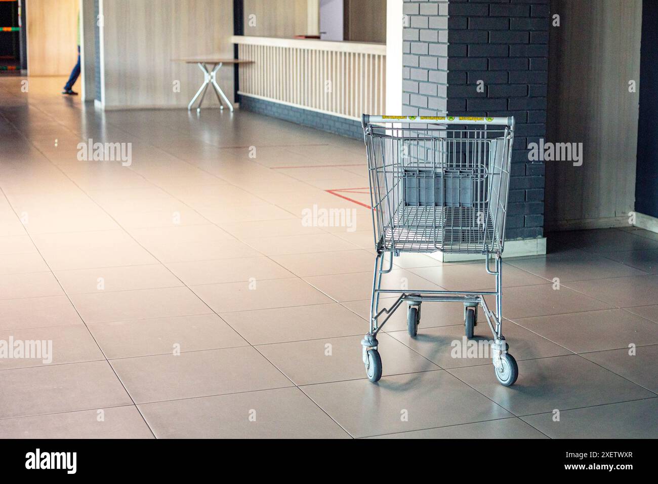 Empty shopping cart near supermarket hi-res stock photography and ...