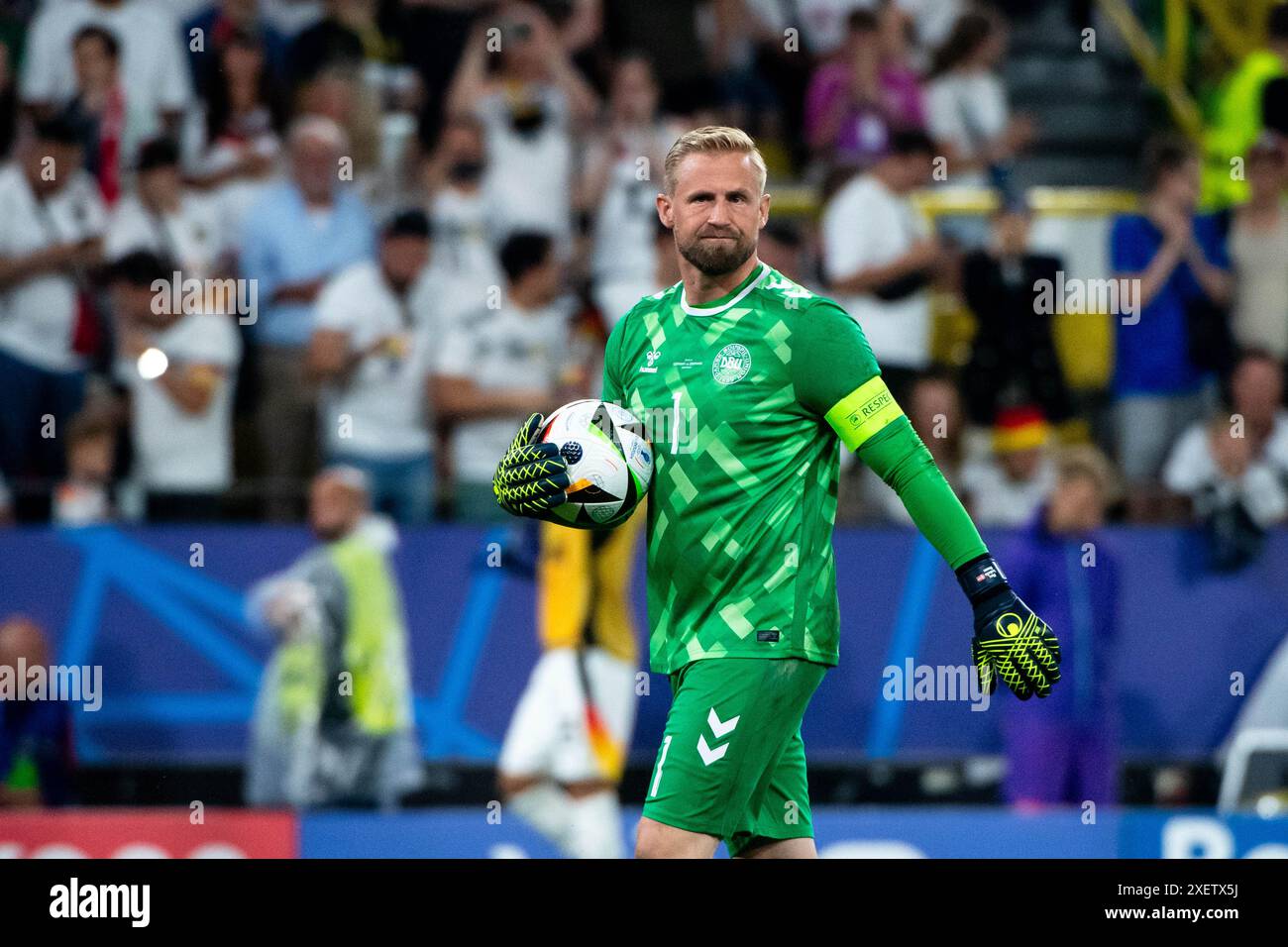 Kasper Schmeichel (Daenemark, #01) aergert sich ueber die Entscheidung ...