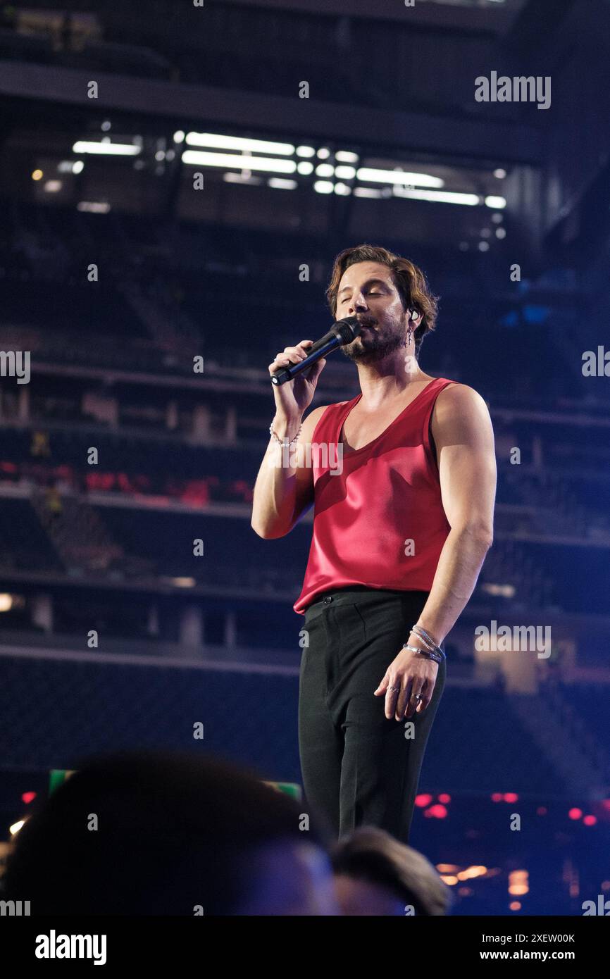 Singer Manuel Carrasco performs during the concert at the Santiago ...