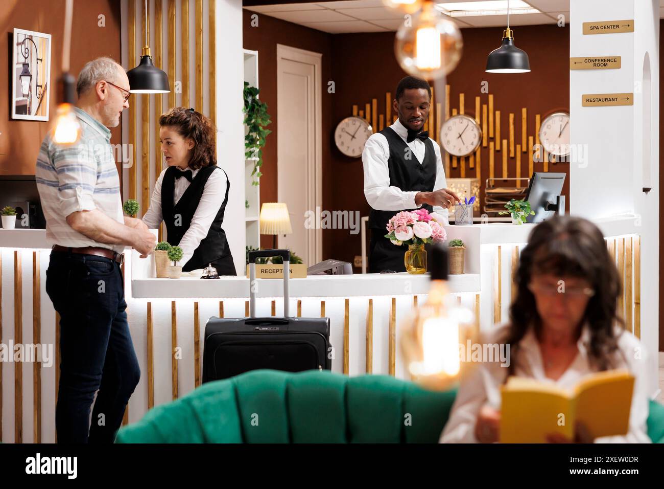 Receptionist speaking guest hi-res stock photography and images - Alamy