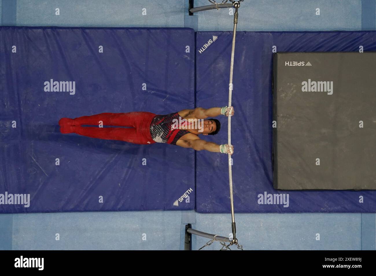 Jeremy Bischoff competes on the horizontal bar at the United States ...