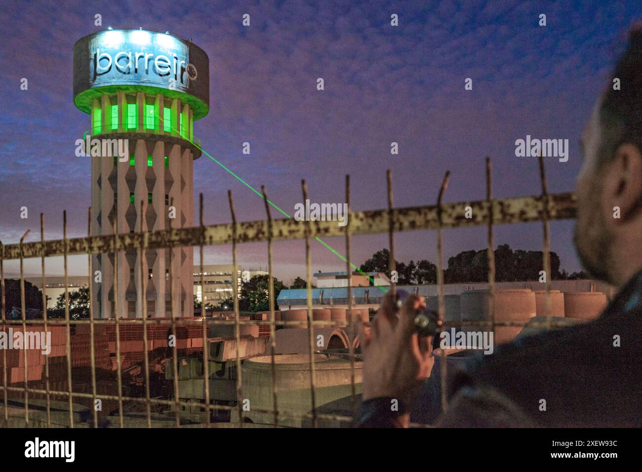 Laser beam water tank hi-res stock photography and images - Alamy