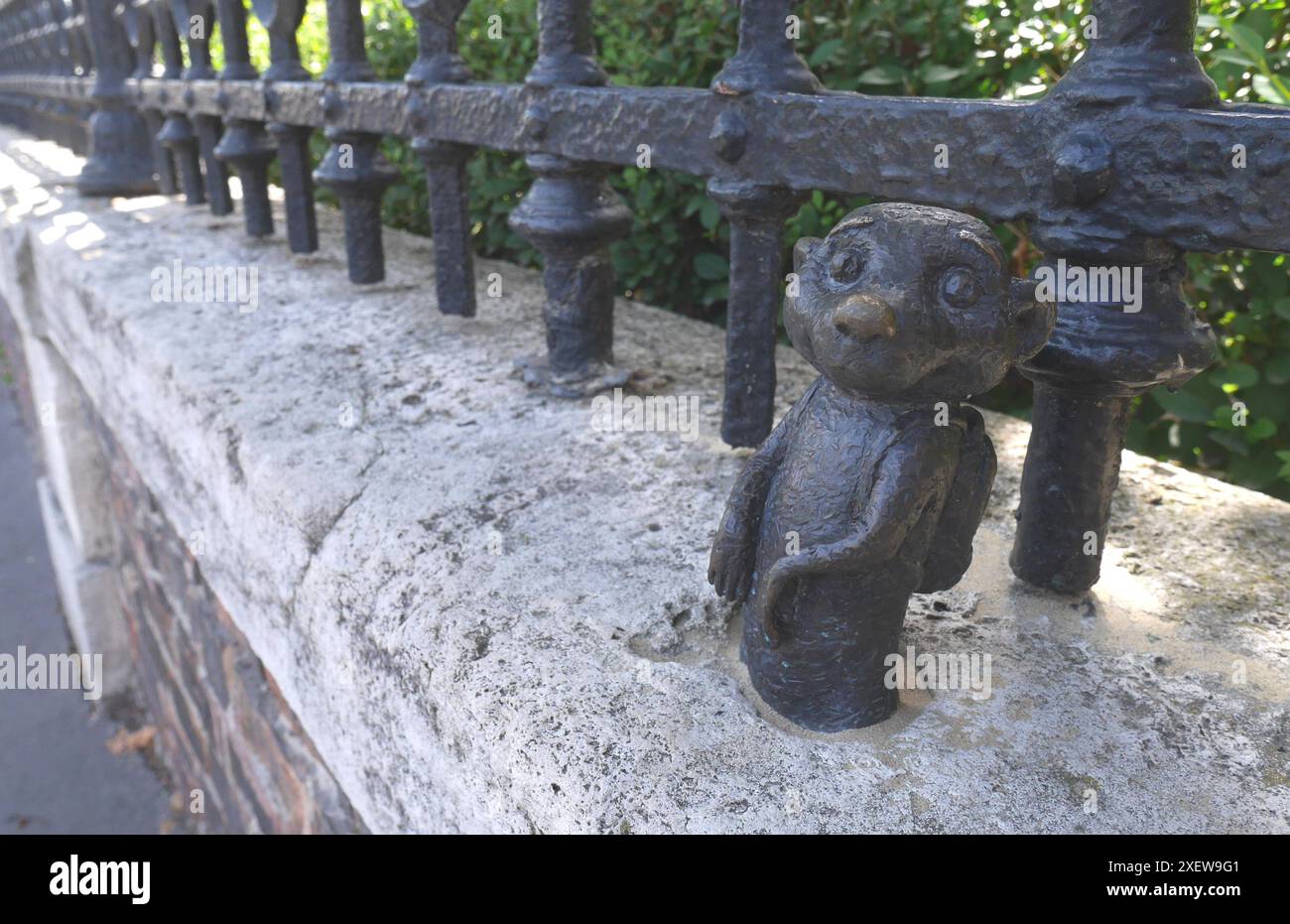 Meerkat, (szurikáta), a bronze mini statue by Hungarian Ukrainian ...