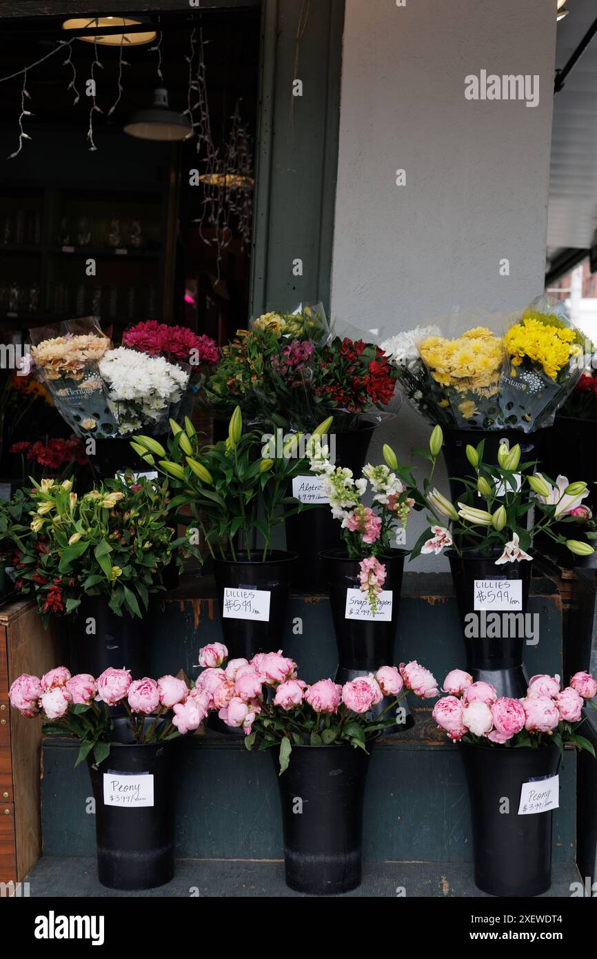 Flower market stall with various bouquets in buckets Stock Photo - Alamy
