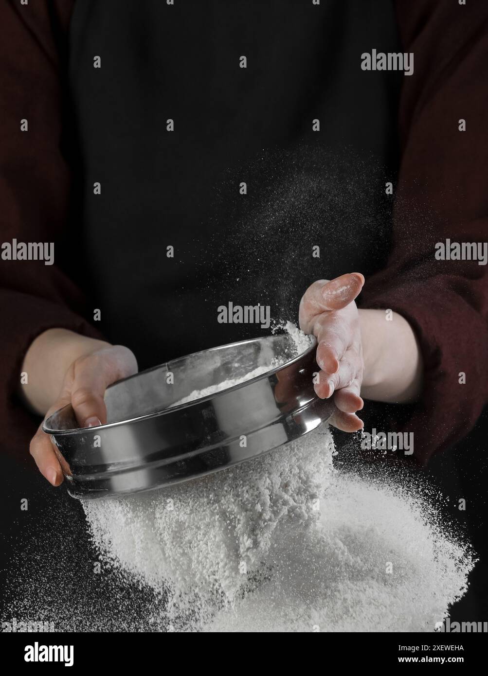 Sieving the flour hi-res stock photography and images - Alamy