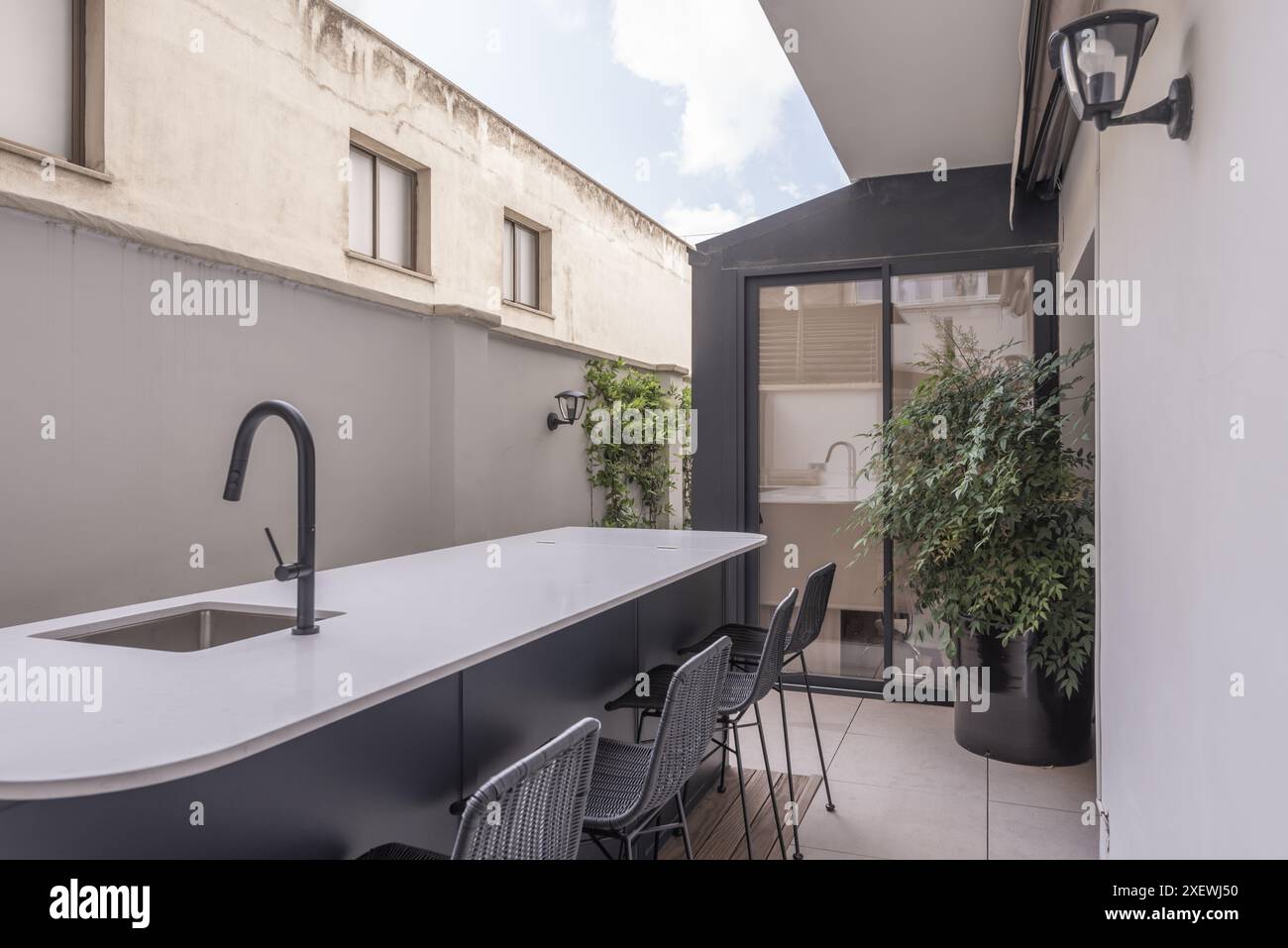 Plants can be a key element in decorating a terrace. You can choose ...