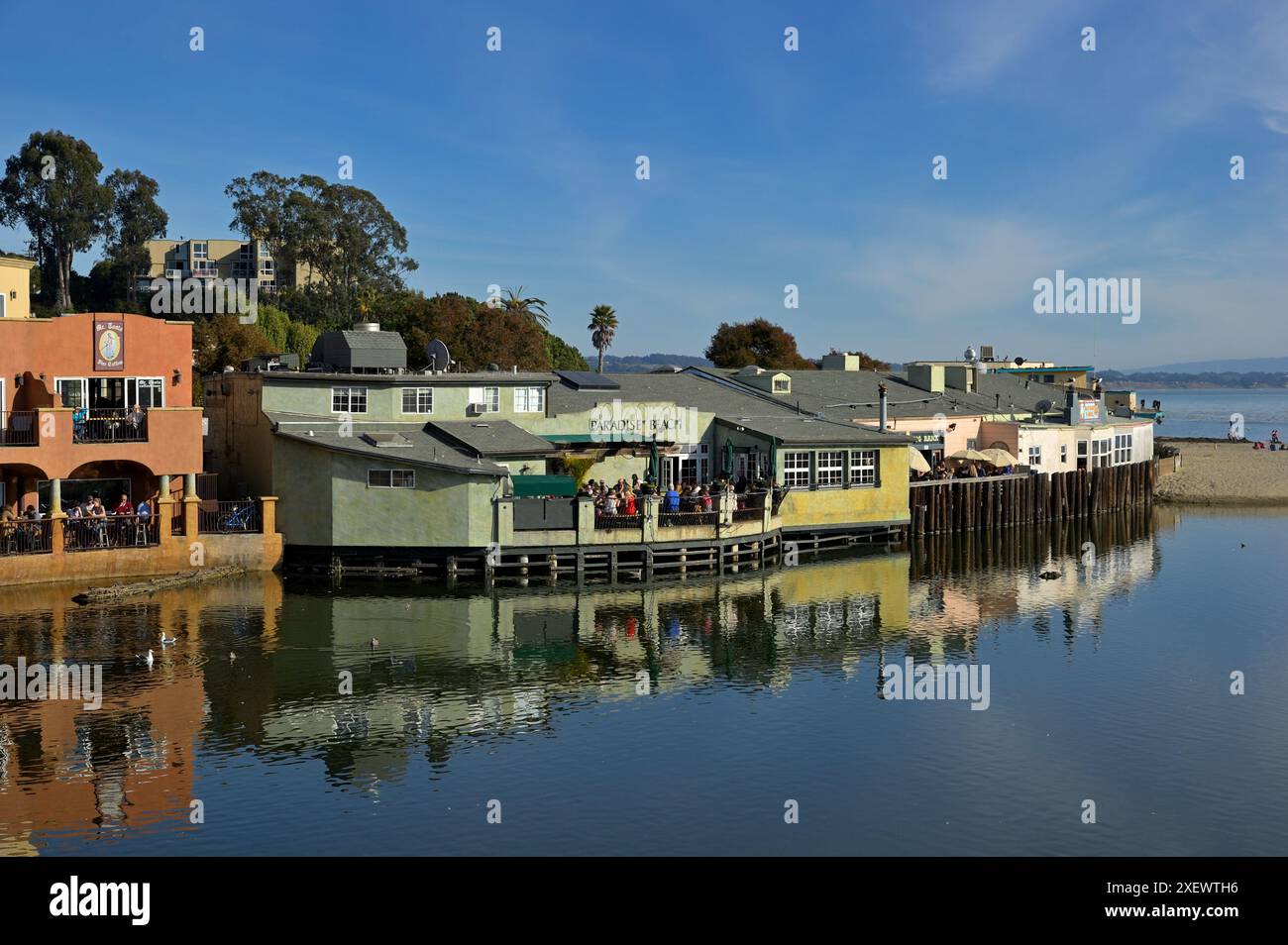 Shops restaurants line beach hi-res stock photography and images - Alamy
