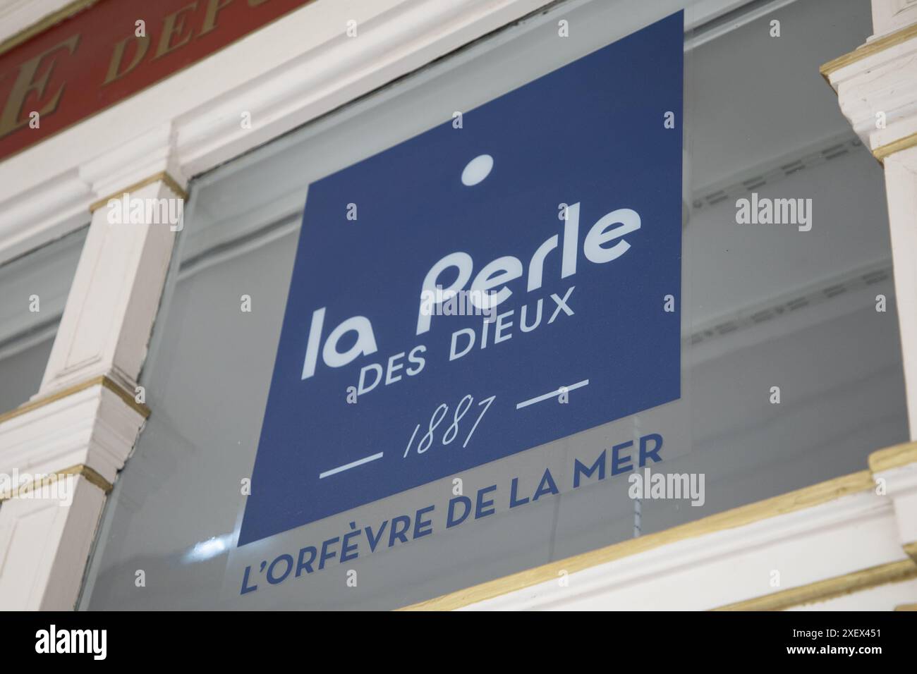 Bordeaux , France - 06 11 2024 : la perle des dieux brand logo and text ...