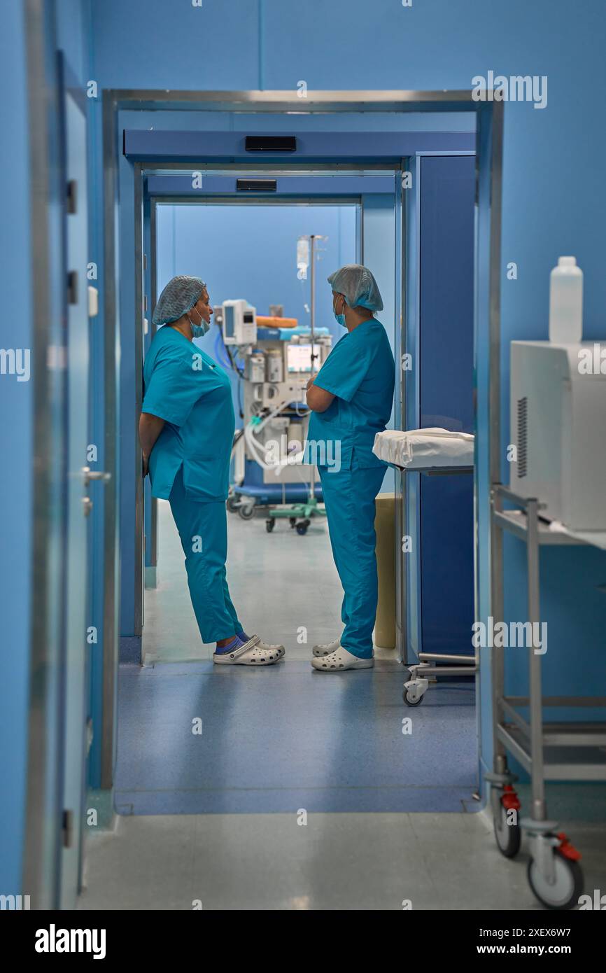 nurses are talking in the operating room Stock Photo - Alamy