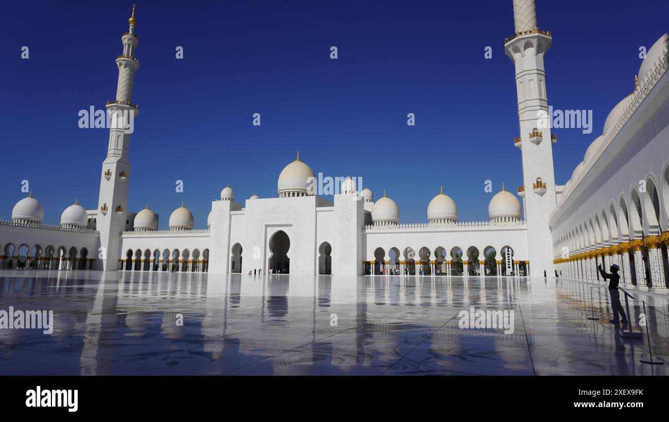 Grand sheikh zayed mosque door hi-res stock photography and images - Alamy