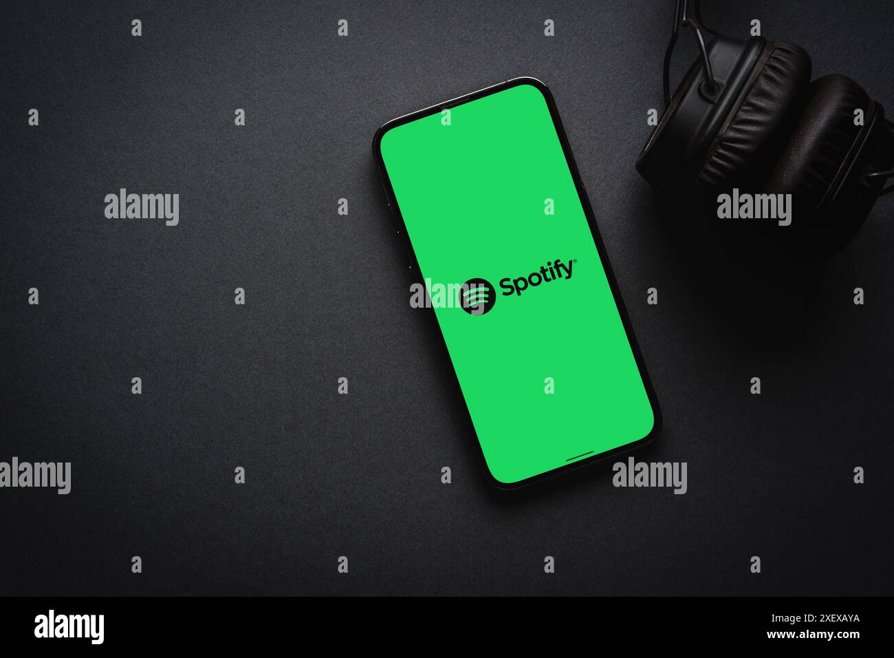 Earphone spotify hi-res stock photography and images - Alamy