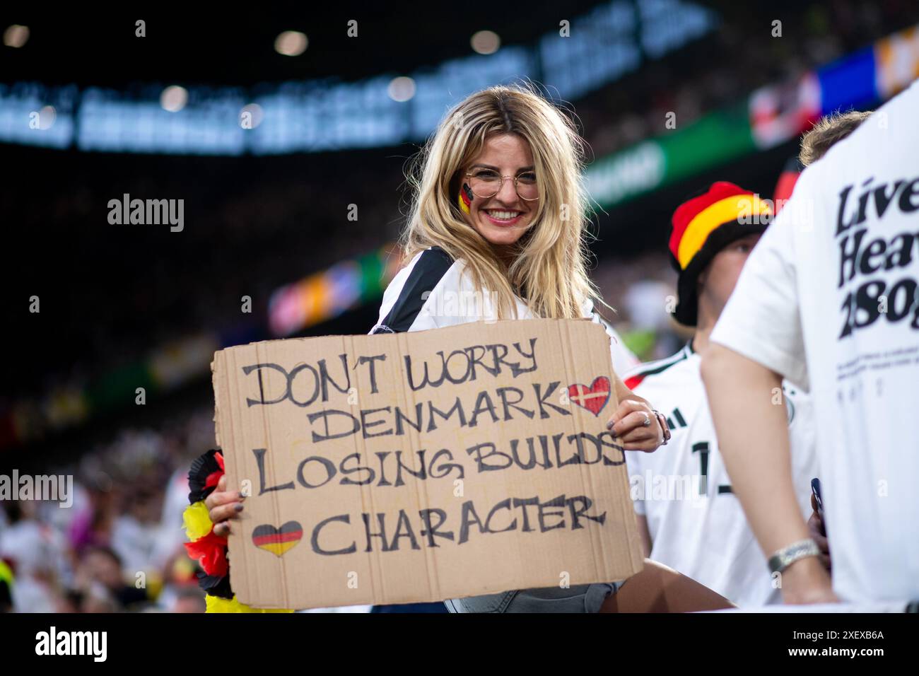 Fan von Deutschland mit Schild Don´t worry Denmark, Losing builds ...