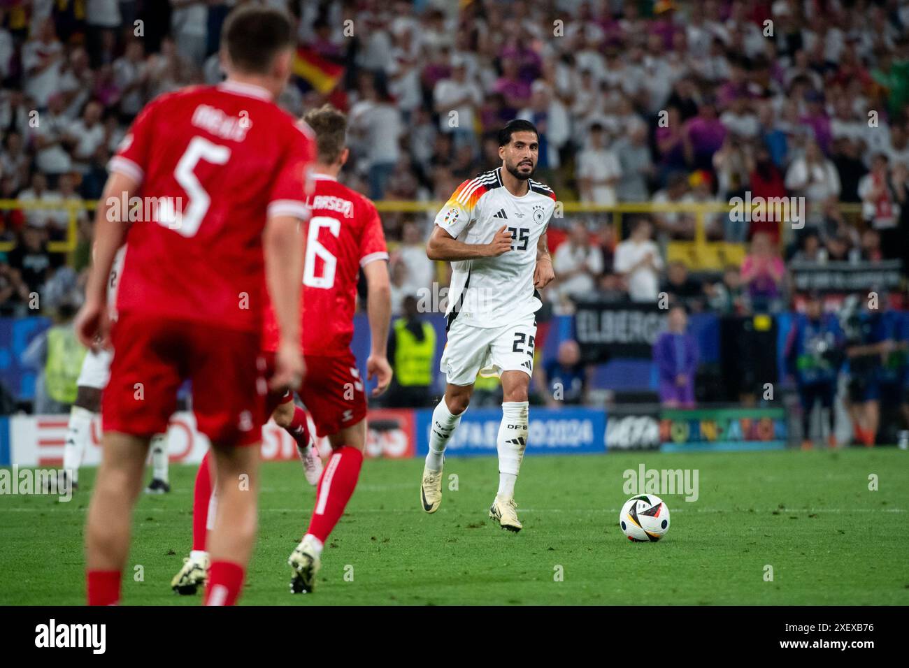 Emre Can (Deutschland, #25) am Ball, davor Jacob Bruun Larsen ...