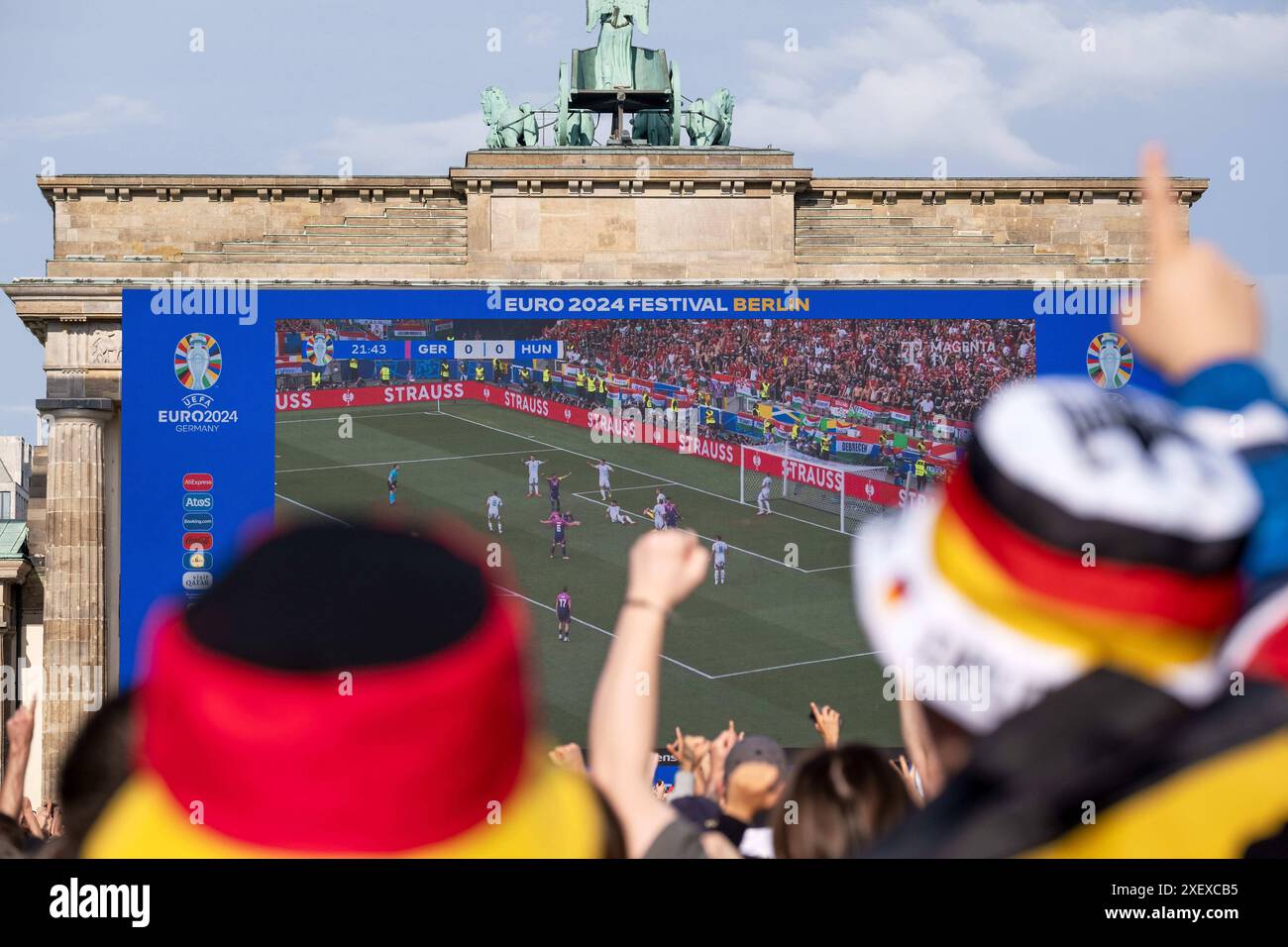 Deutsche Fußballfans feiern auf der Berliner Fanzone am Brandenburger ...