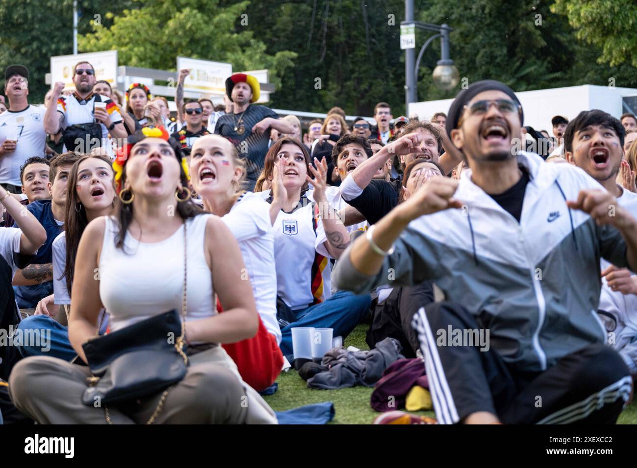 Deutsche Fußballfans feiern auf der Berliner Fanzone am Brandenburger ...