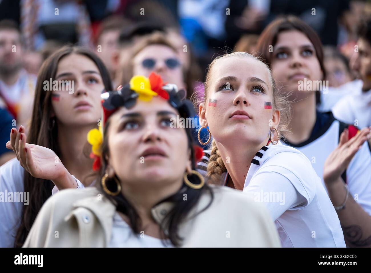 Deutsche Fußballfans feiern auf der Berliner Fanzone am Brandenburger ...