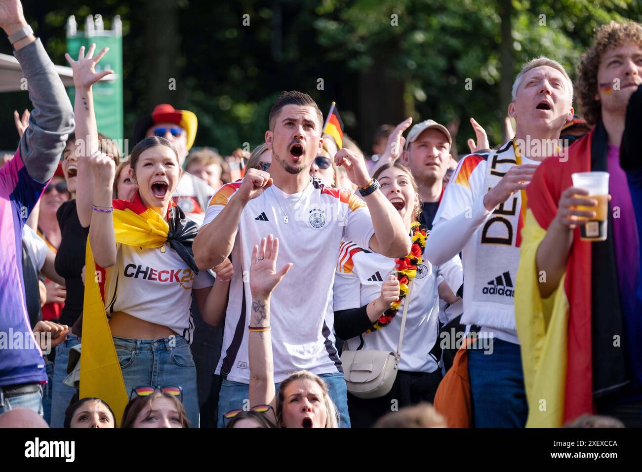 Deutsche Fußballfans feiern auf der Berliner Fanzone am Brandenburger ...