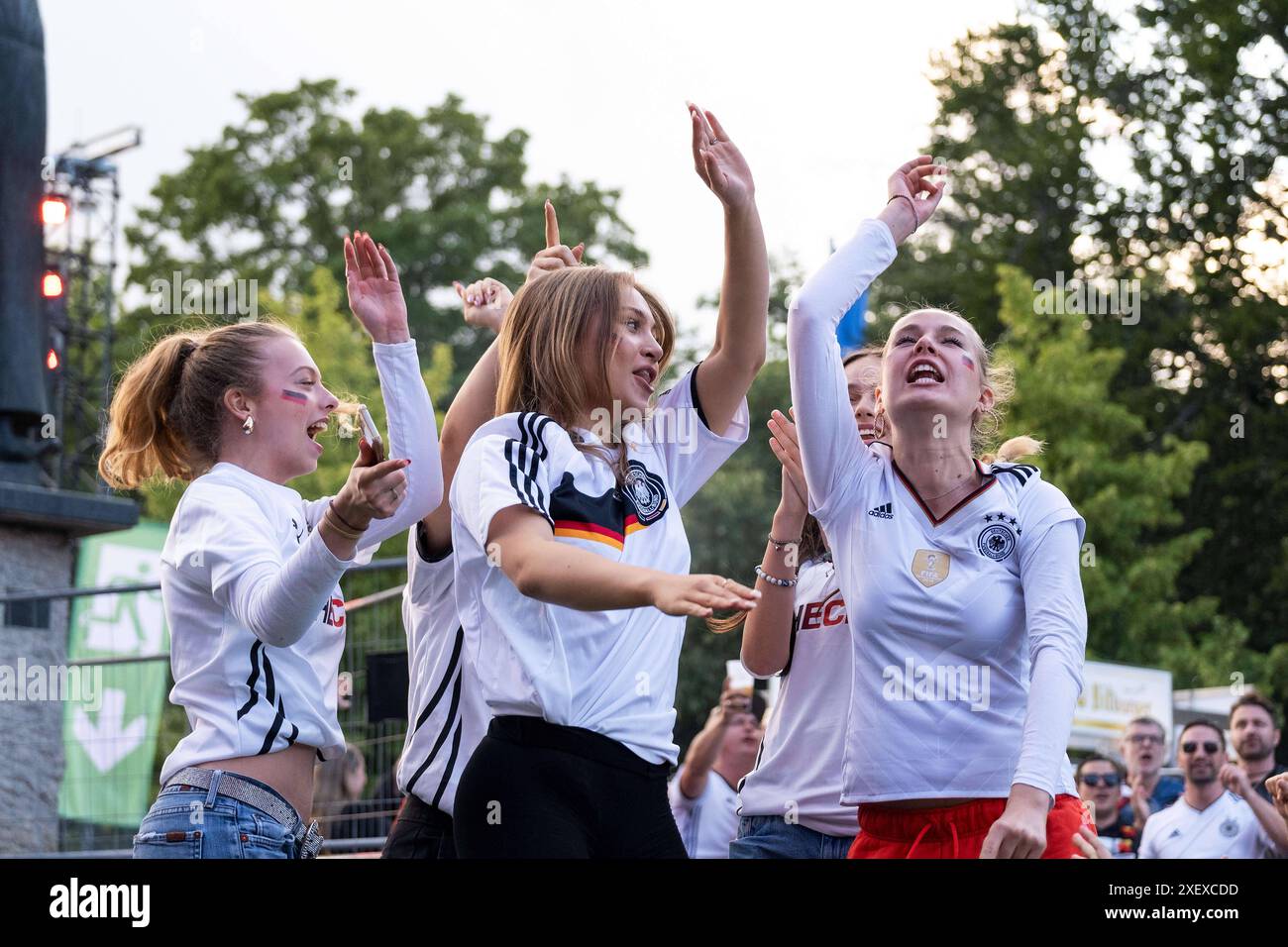 Deutsche Fußballfans feiern auf der Berliner Fanzone am Brandenburger ...