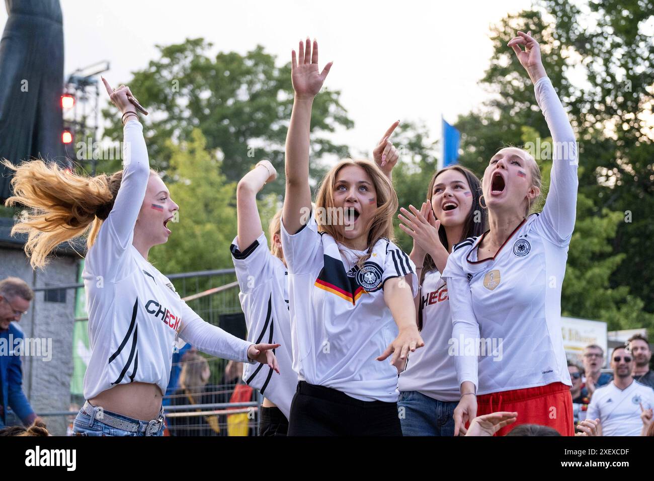 Deutsche Fußballfans feiern auf der Berliner Fanzone am Brandenburger ...